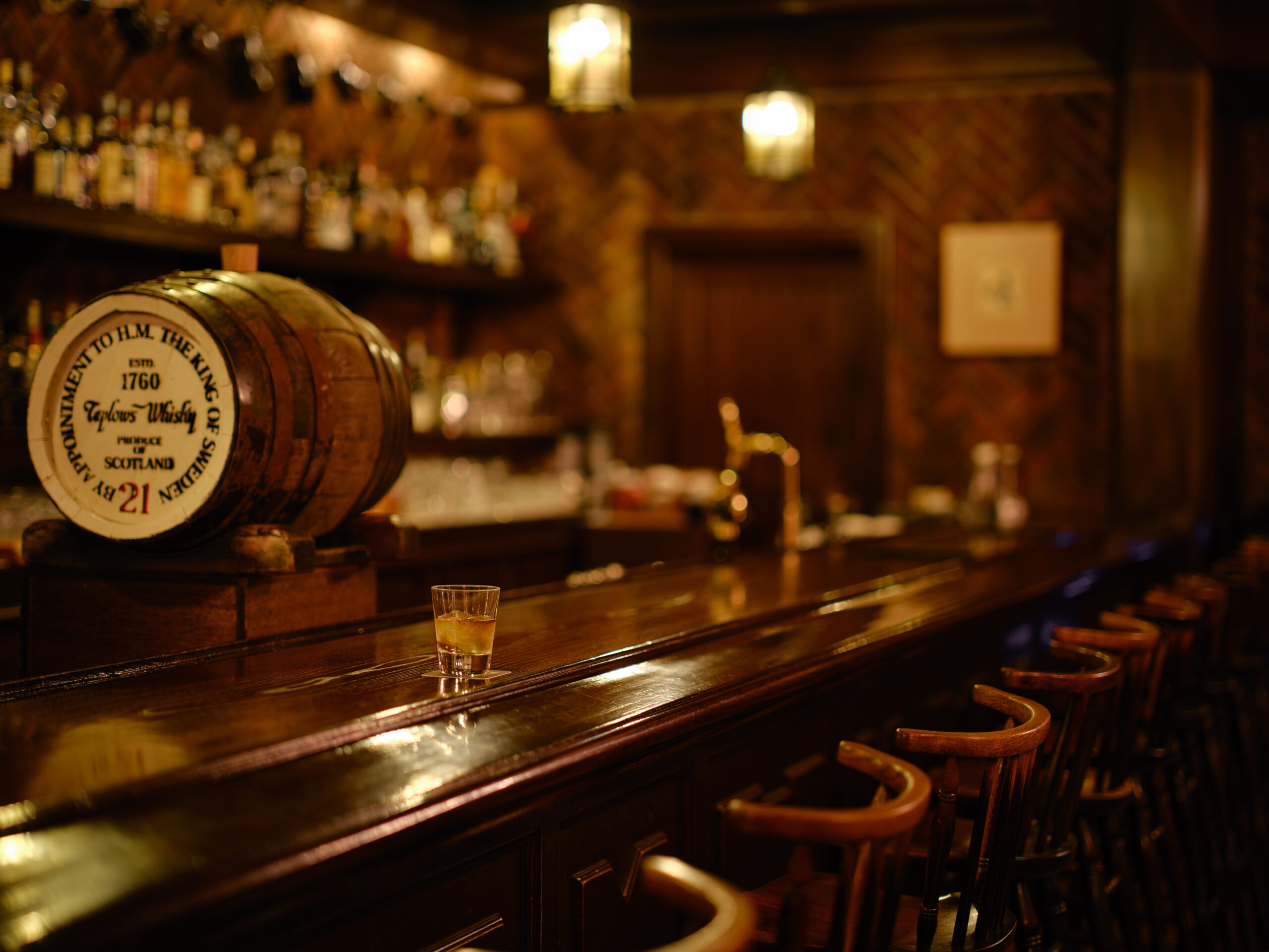 The Teacher’s Designated Seat at the Leach Bar - リーガロイヤルホテルグループ ウェブマガジン